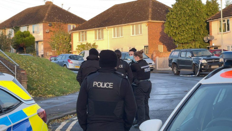 Reading stabbing: Three arrested on suspicion of murder - BBC News