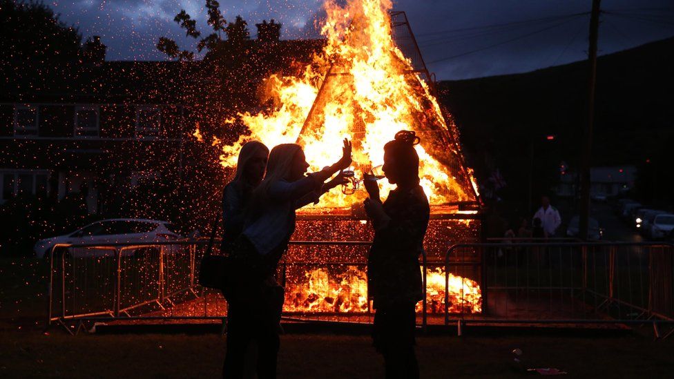 11th night bonfires in pictures - BBC News