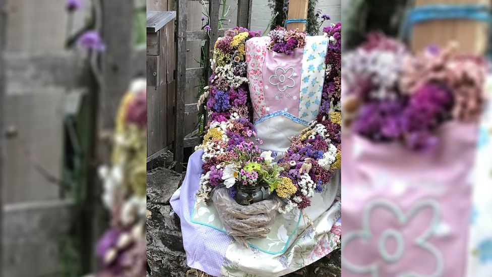 Scarecrows beheaded before Hampshire village competition - BBC News