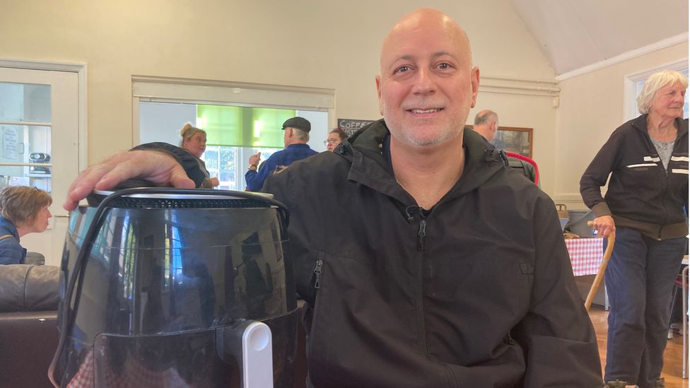 Cost of living crisis tackled by Norwich Repair Cafe - BBC News