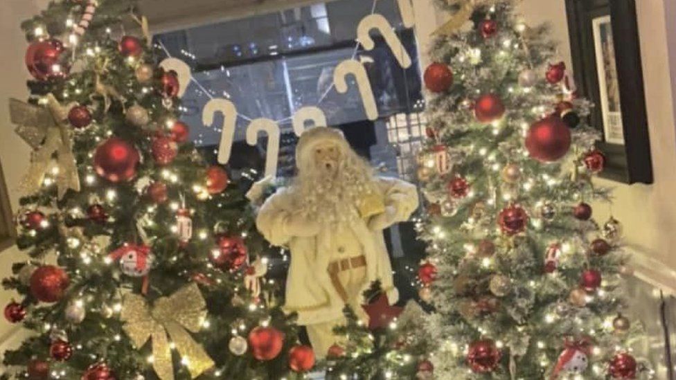 Filey pub 'inundated' after Christmas decorations appeal - BBC News