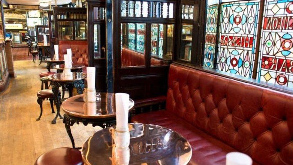 Whitelock's pub celebrates 300 years of Leeds trading - BBC News