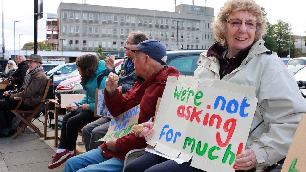 Benches return to Leeds shopping centre after angry protests - BBC News