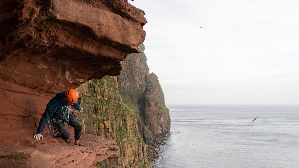Climbers scale 'biggest adventure' in UK climbing - BBC News