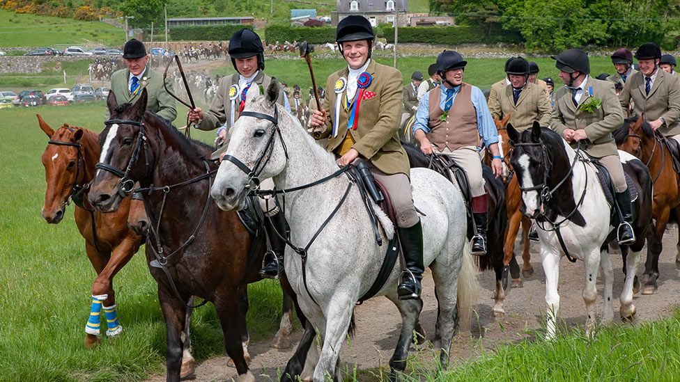 In pictures: Hawick Common Riding - BBC News