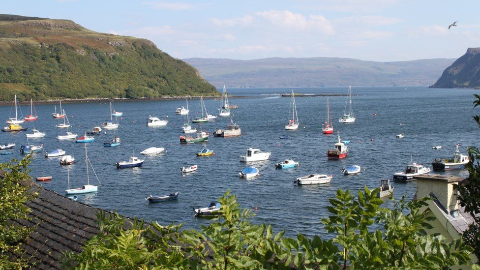 EE ag obair air trioblaidean fòn am Port Rìgh - Naidheachdan a' BhBC