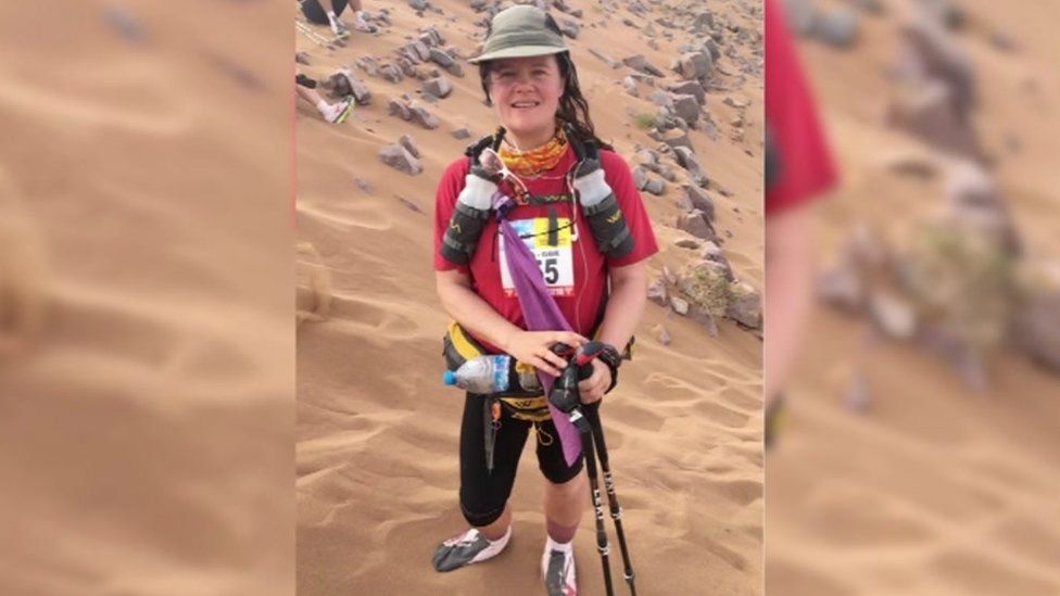 'Overweight' mum completes 250km Marathon Des Sables - BBC News