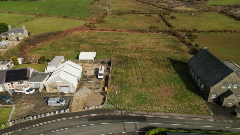 Llŷn: Ailgyflwyno datblygiad gwyliau £6m 'yn destun pryder' - BBC Cymru Fyw