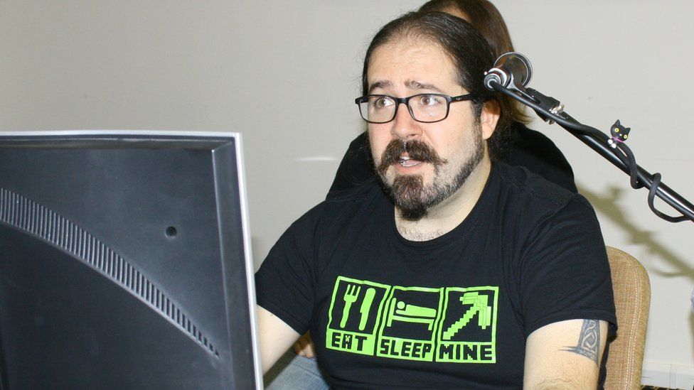 Minecraft player's 35-hour gaming marathon - BBC News