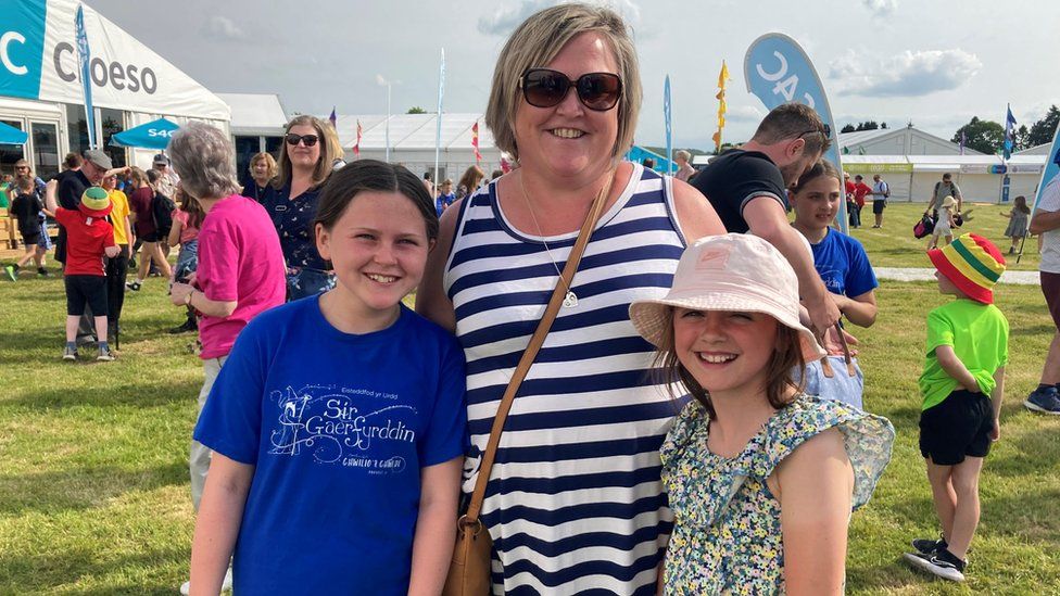 Dydd Sul anarferol Eisteddfod yr Urdd yn 'deimlad arbennig' - BBC Cymru Fyw