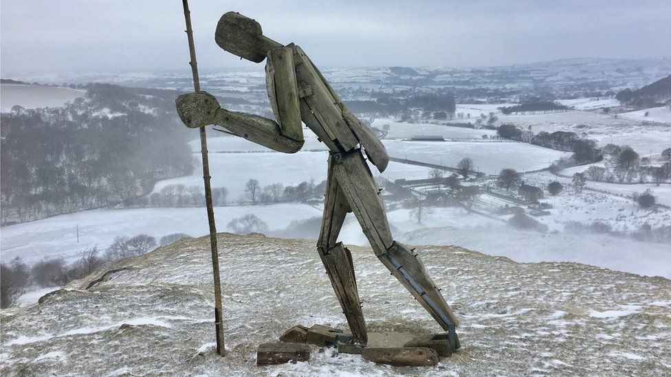 Ystrad Fflur: Codi cerflun Y Pererin ar ei newydd wedd - BBC Cymru Fyw