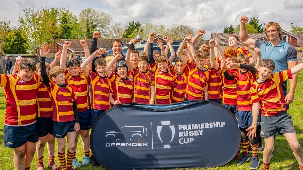 Junior rugby teams celebrate Twickenham tickets win - BBC News
