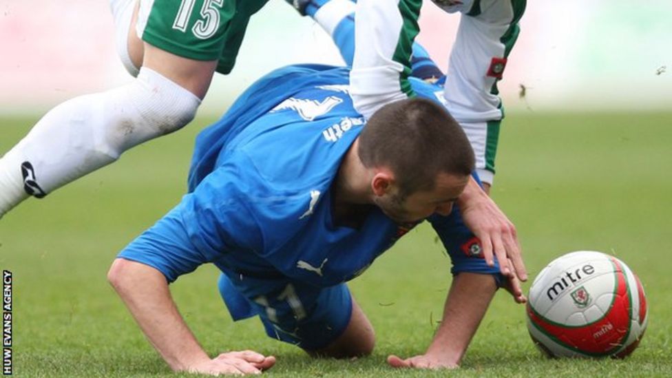 Sion Edwards: Veteran winger leaves Bangor City - BBC Sport