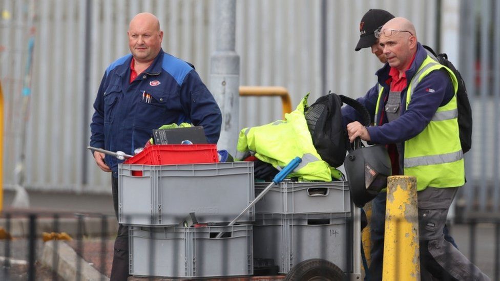 Wrightbus: Support 'something Ballymena should be proud of' - BBC News