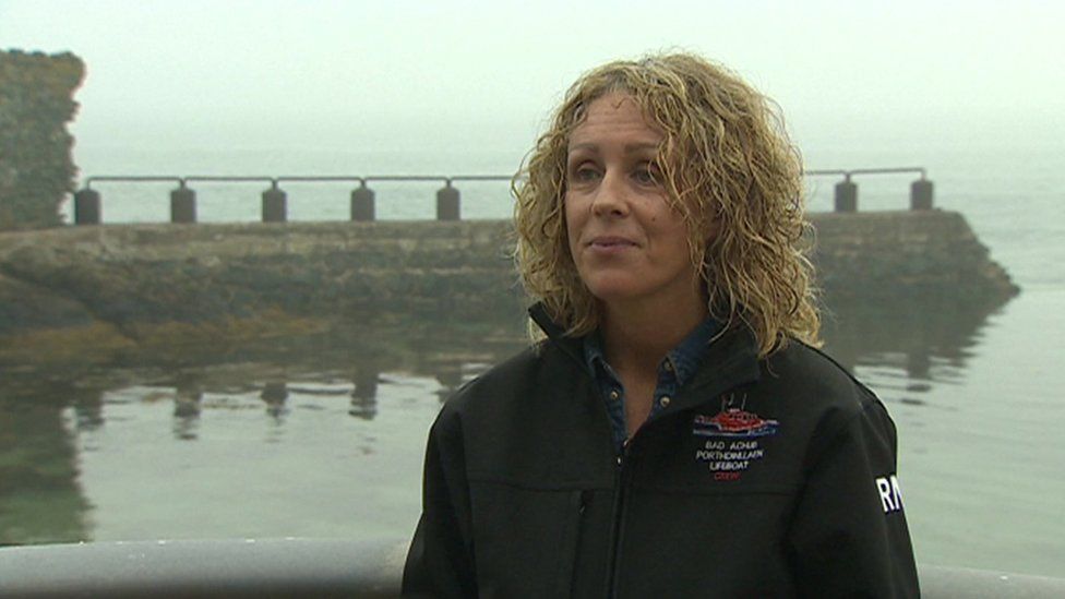 Profiad 'brawychus' dynes o Ben Llŷn tra'n padlfyrddio - BBC Cymru Fyw