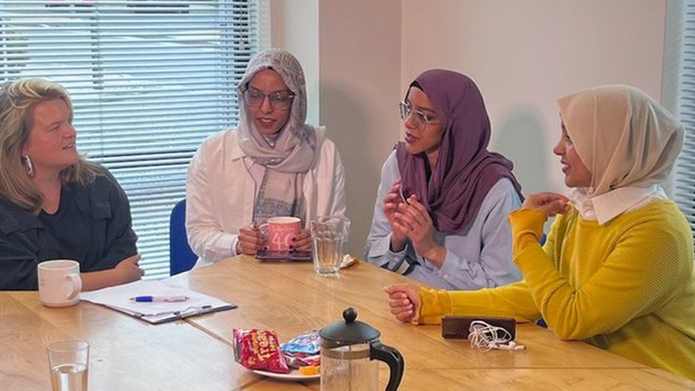 The homeless refugees missing out on months of schooling - BBC News