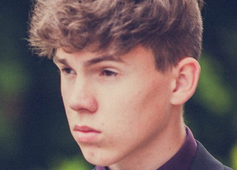 Matthew Rothery named as man who died after Nottingham assault - BBC News