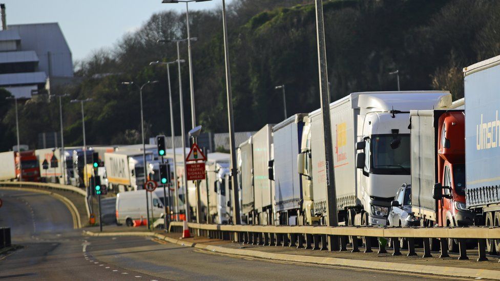 Kent lorry chaos: Truckers warned of Christmas in their cabs - BBC News