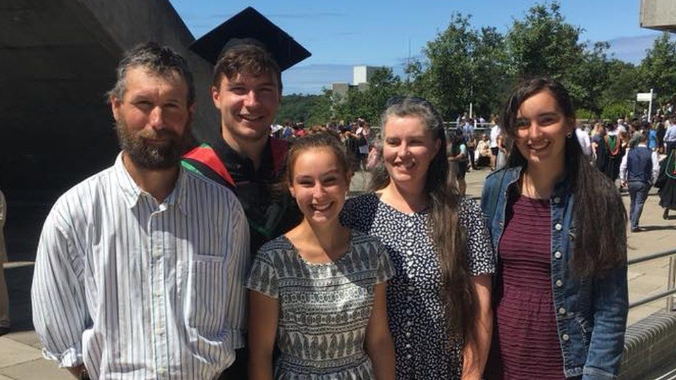 Iestyn Tyne: Dim magwraeth 'draddodiadol Gymraeg' - BBC Cymru Fyw