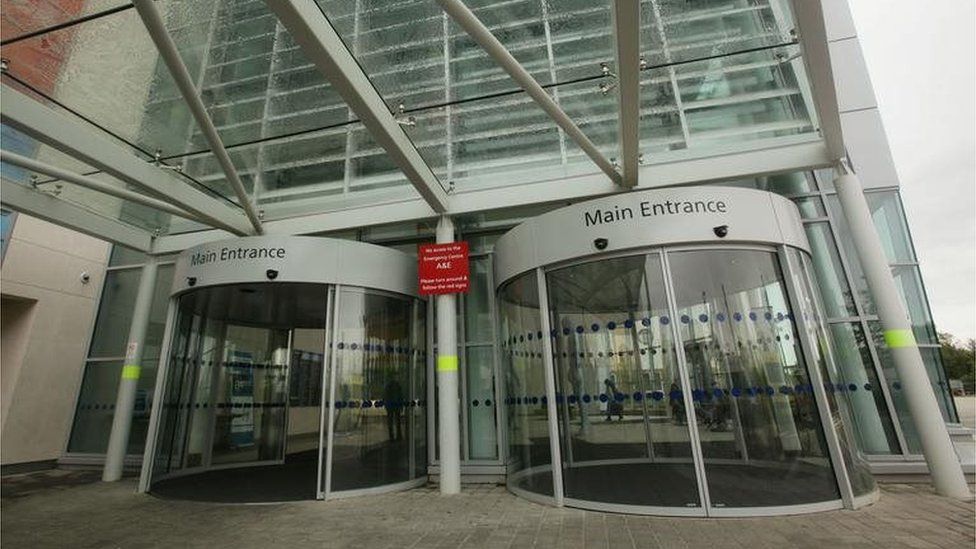 HMP Chelmsford officers face inmate sex claims investigation - BBC News