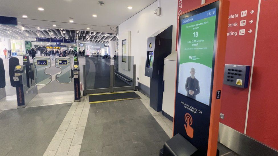 Birmingham New Street: Rail passengers get new BSL information screens ...