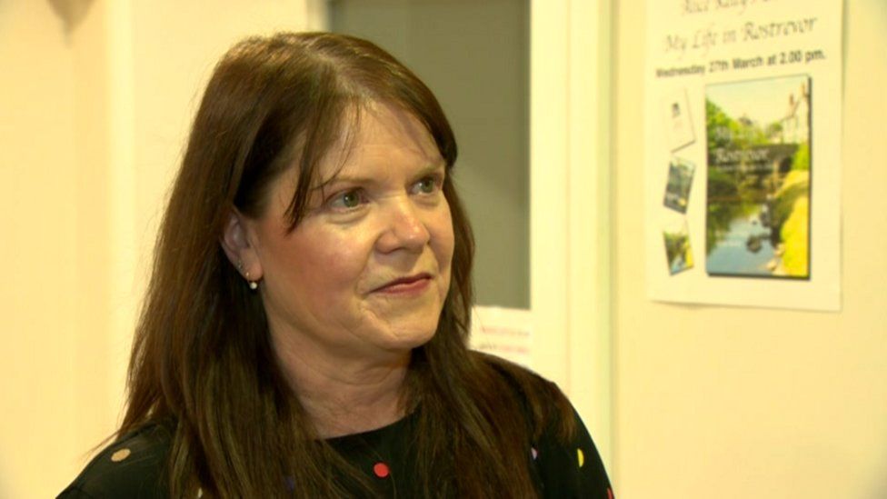 'I don't let dementia stop me from writing my poetry' - BBC News