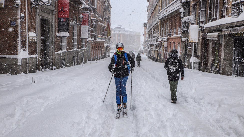 Storm Filomena: Spain sees 'historic' snowfall - BBC Newsround