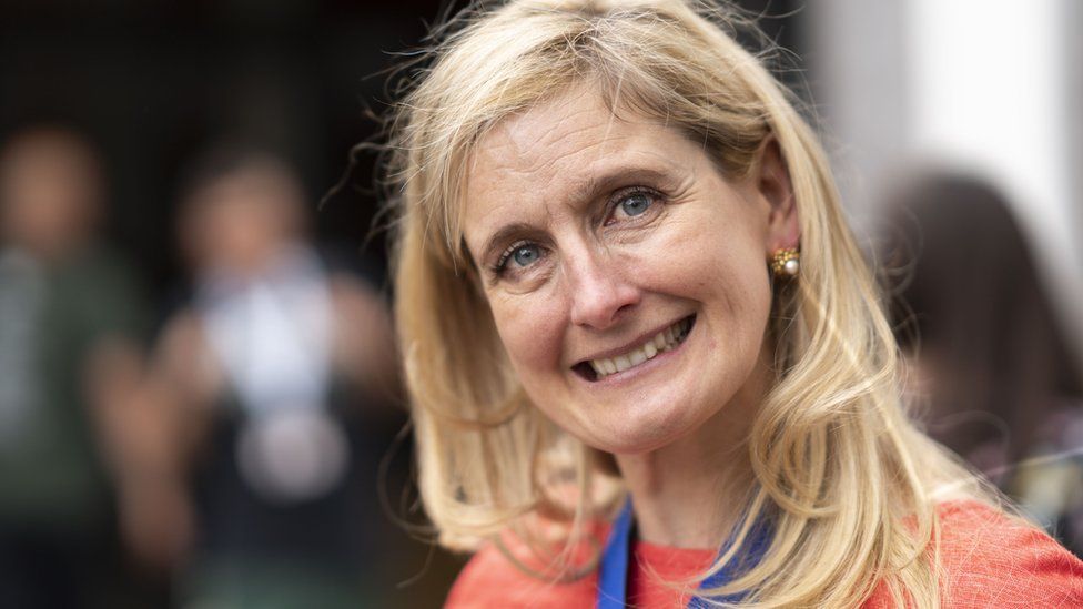 Cressida Cowell urges government to fund school libraries - BBC Newsround