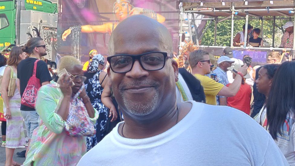 Notting Hill Carnival: Crowds brave blazing heat - BBC News