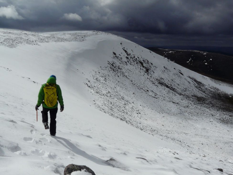 April shivers: Snow-dusted Scottish hills - BBC News