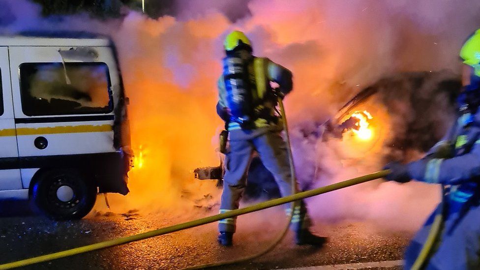 Luton fire crew tackles car and minicab blaze - BBC News