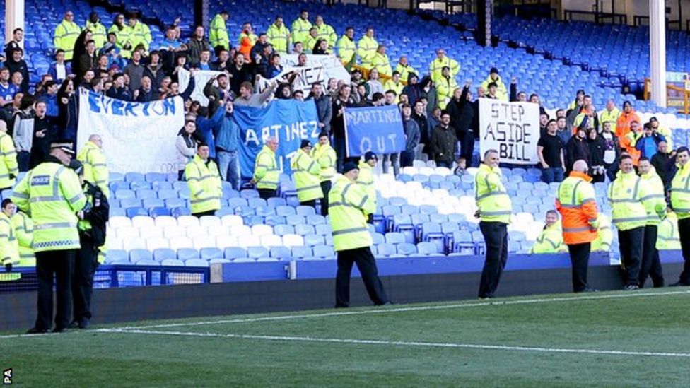 Roberto Martinez: Everton fans stage post-match protest - BBC Sport