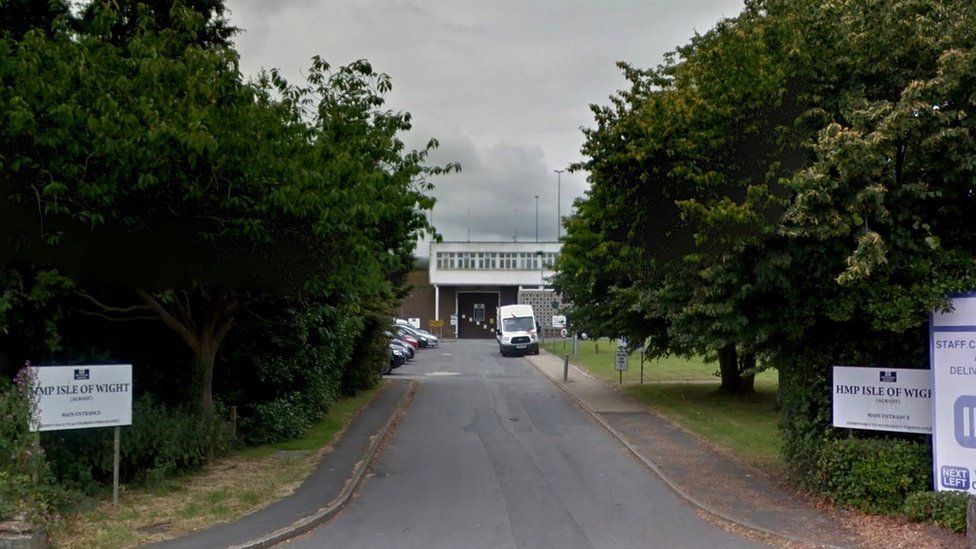 HMP Isle of Wight inmates in 13-hour roof stand-off - BBC News