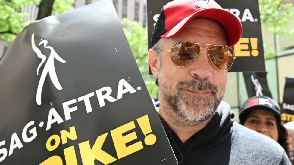 Actors' strike: Mark Ruffalo says cut out Hollywood 'fat cats' - BBC News