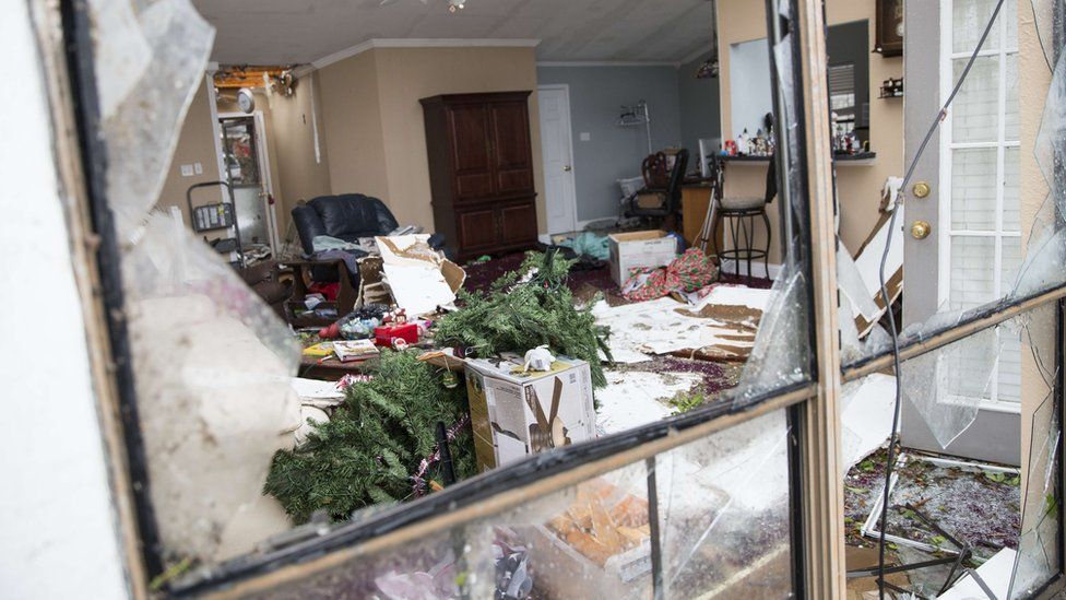 Dozens dead in US Christmas storms - BBC News