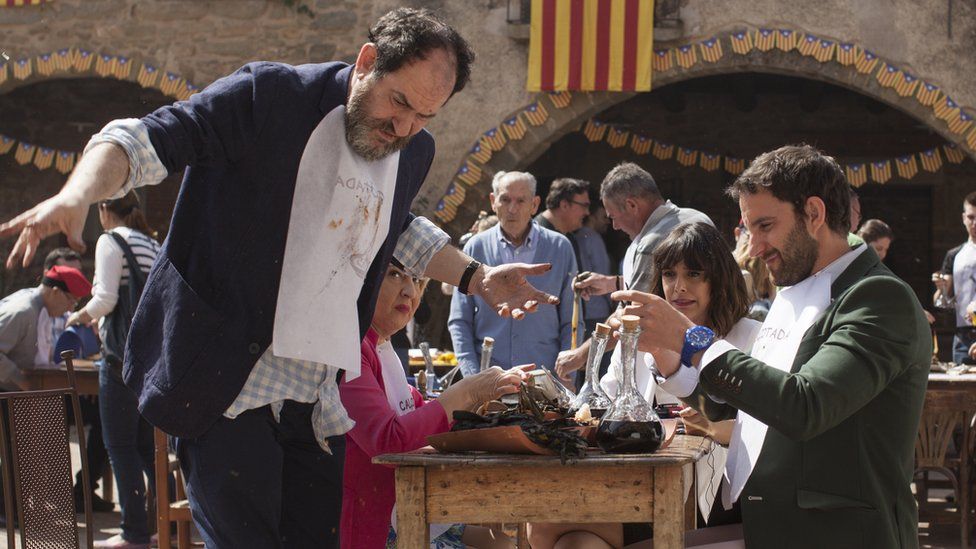Spanish film pokes fun at Catalan independence crisis - BBC News