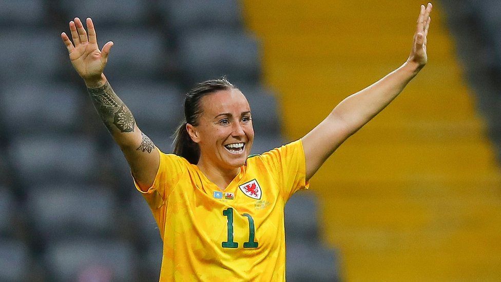 Natasha Harding yn ymddeol o bêl-droed yn 34 oed - BBC Cymru Fyw