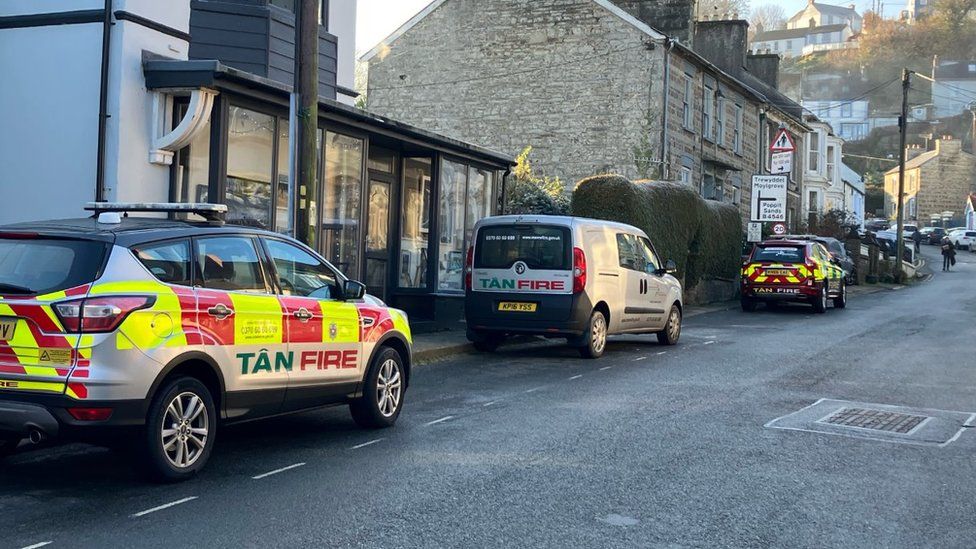 Teyrngedau i gwpl fu farw wedi tân mewn tŷ yn Llandudoch - BBC Cymru Fyw