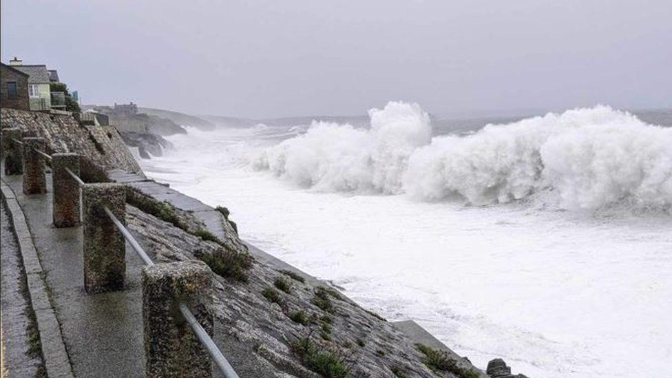 Devon and Cornwall flood warnings remain in wake of storm - BBC News