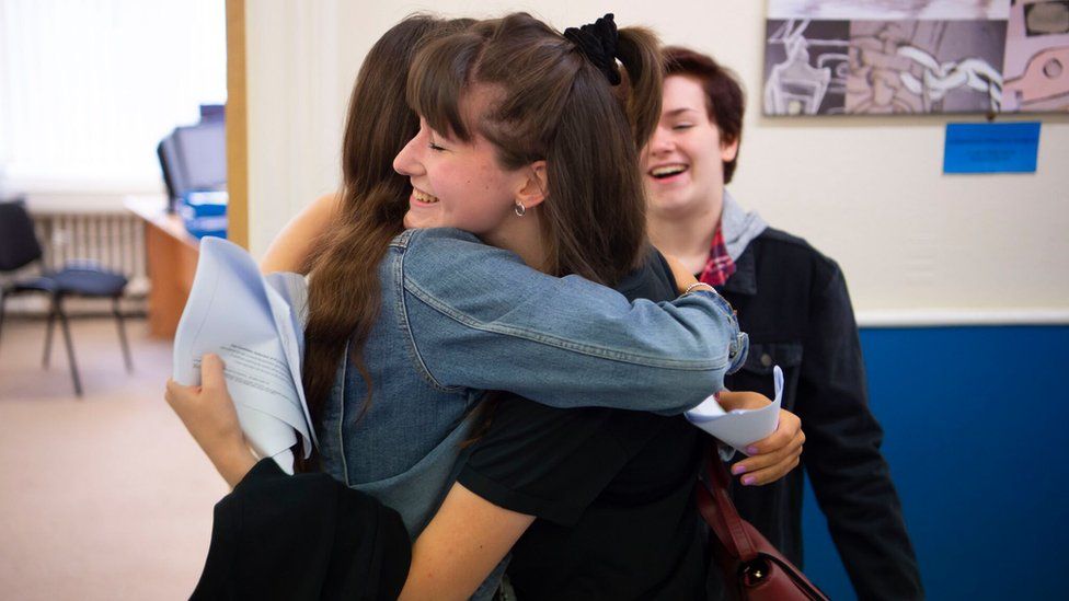 TGAU Saesneg: 'Diffyg hyder yn y byrddau arholi' - BBC Cymru Fyw