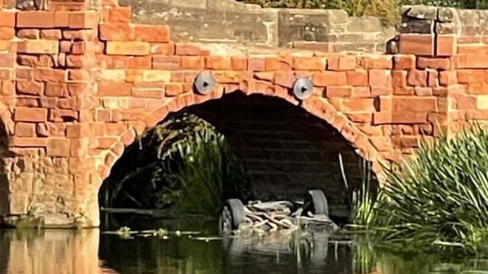 Tributes to father-of-six killed in Worcestershire bridge crash - BBC News