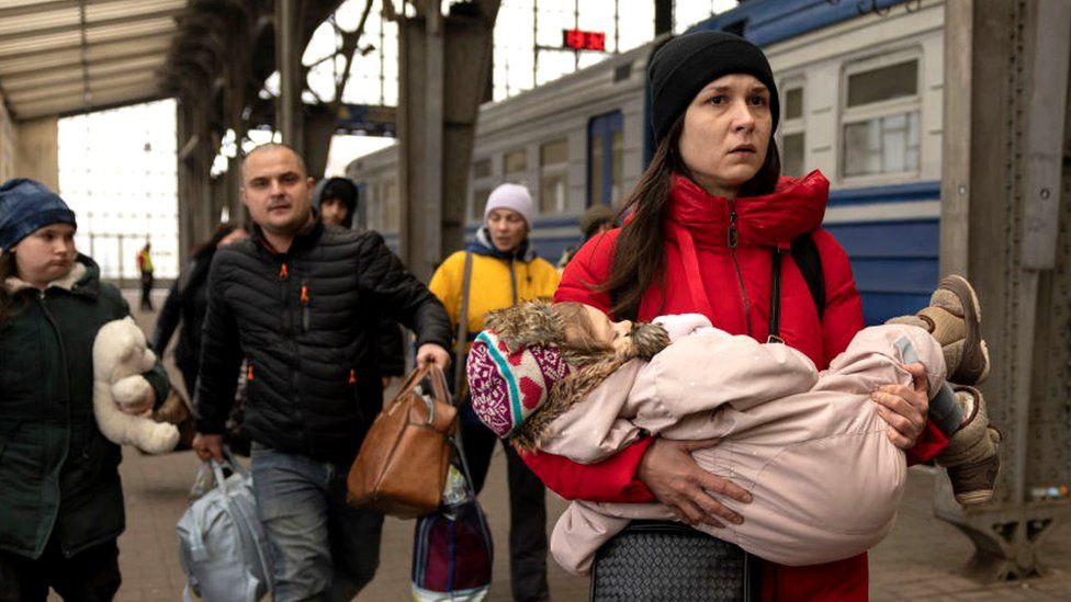 Ukraine war: Poland's army of volunteers help fleeing refugees - BBC News