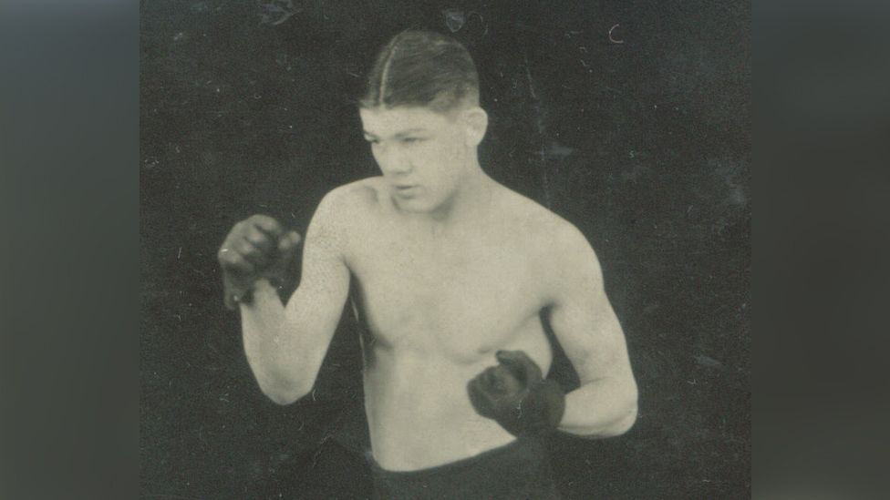 Clacton: Professional boxing returns after 80 years - BBC News