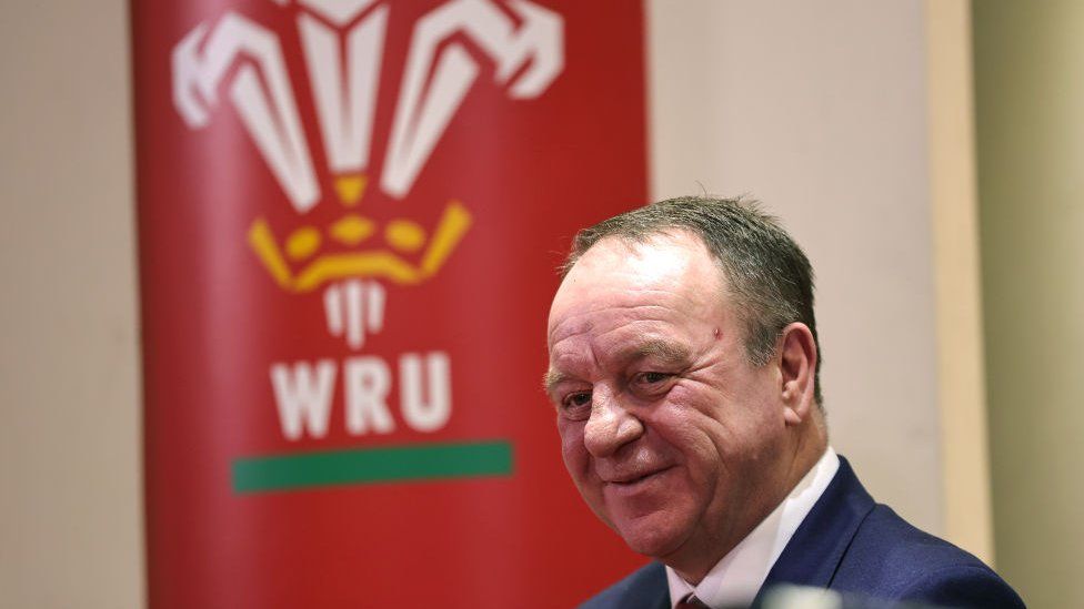 Pedwar rhanbarth 'wedi eu bwlio' gan Undeb Rygbi Cymru - BBC Cymru Fyw