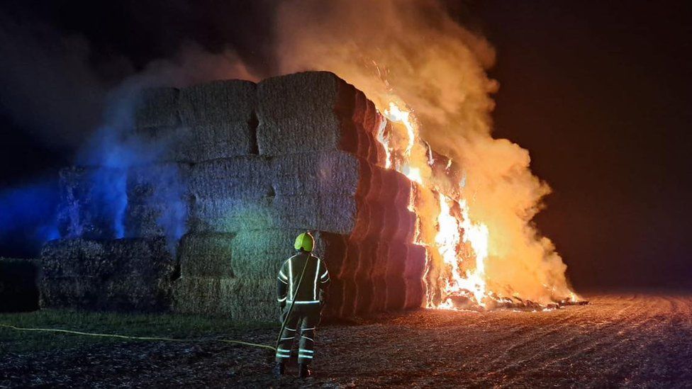West Hanney: Firefighters tackle hay bale inferno - BBC News