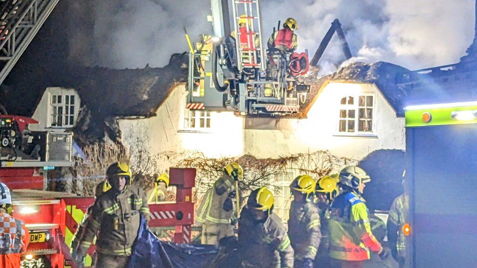 Holt fire: Thatched cottage roof destroyed - BBC News