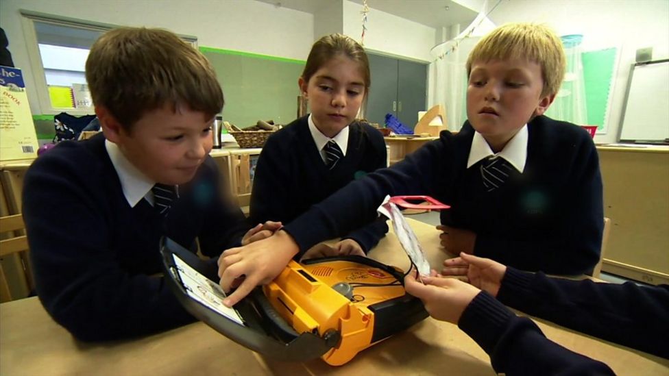 Defibrillator funding: Children complete record bid at Everton - BBC News