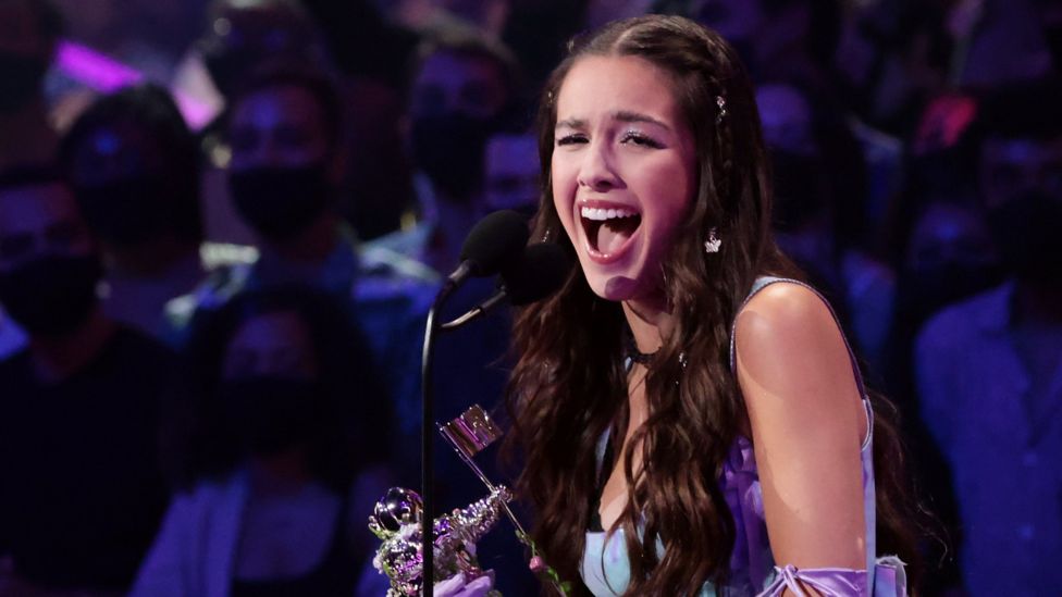 MTV VMAs: Taylor Swift announces new album as she wins top prize - BBC News