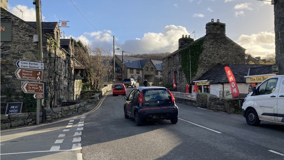 Ffordd osgoi Llanbedr: Pentrefwyr i barhau â'r frwydr - BBC Cymru Fyw