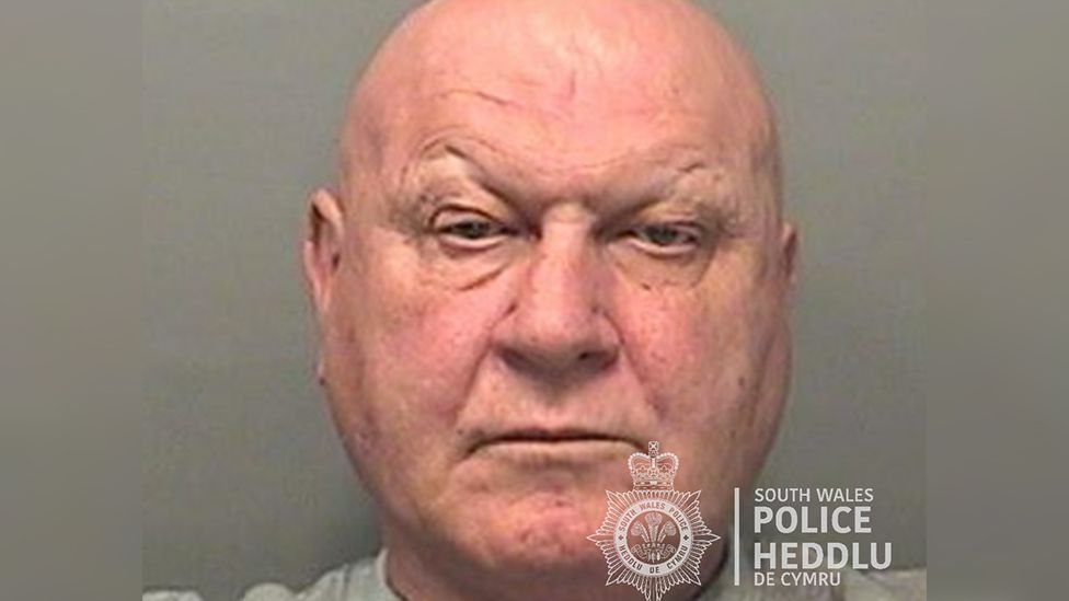 Colin Payne jailed for Mark Bloomfield pub row murder - BBC News